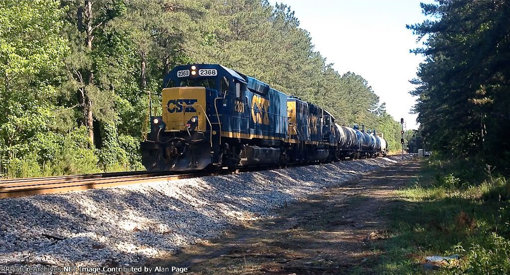 CSX mate 2368 leads GP40-2 6968